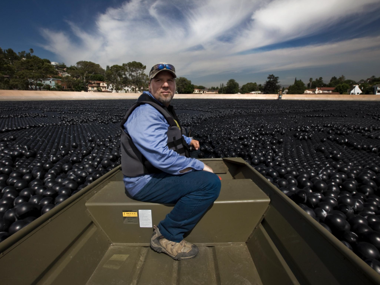 Los Angeles Drops 96 Million ‘Shade Balls’ into the LA Reservoir ...