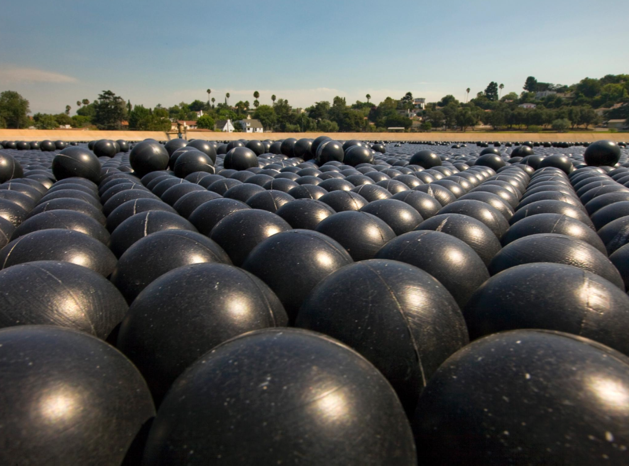 Los Angeles Drops 96 Million ‘Shade Balls’ into the LA Reservoir ...