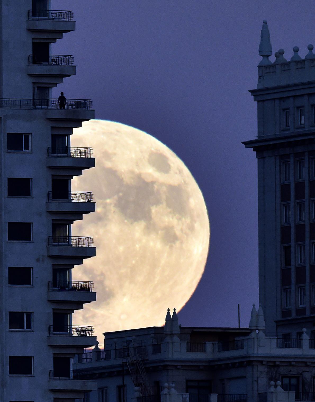 10 Mind Blowing Images of This Week’s Supermoon – Krystian Science